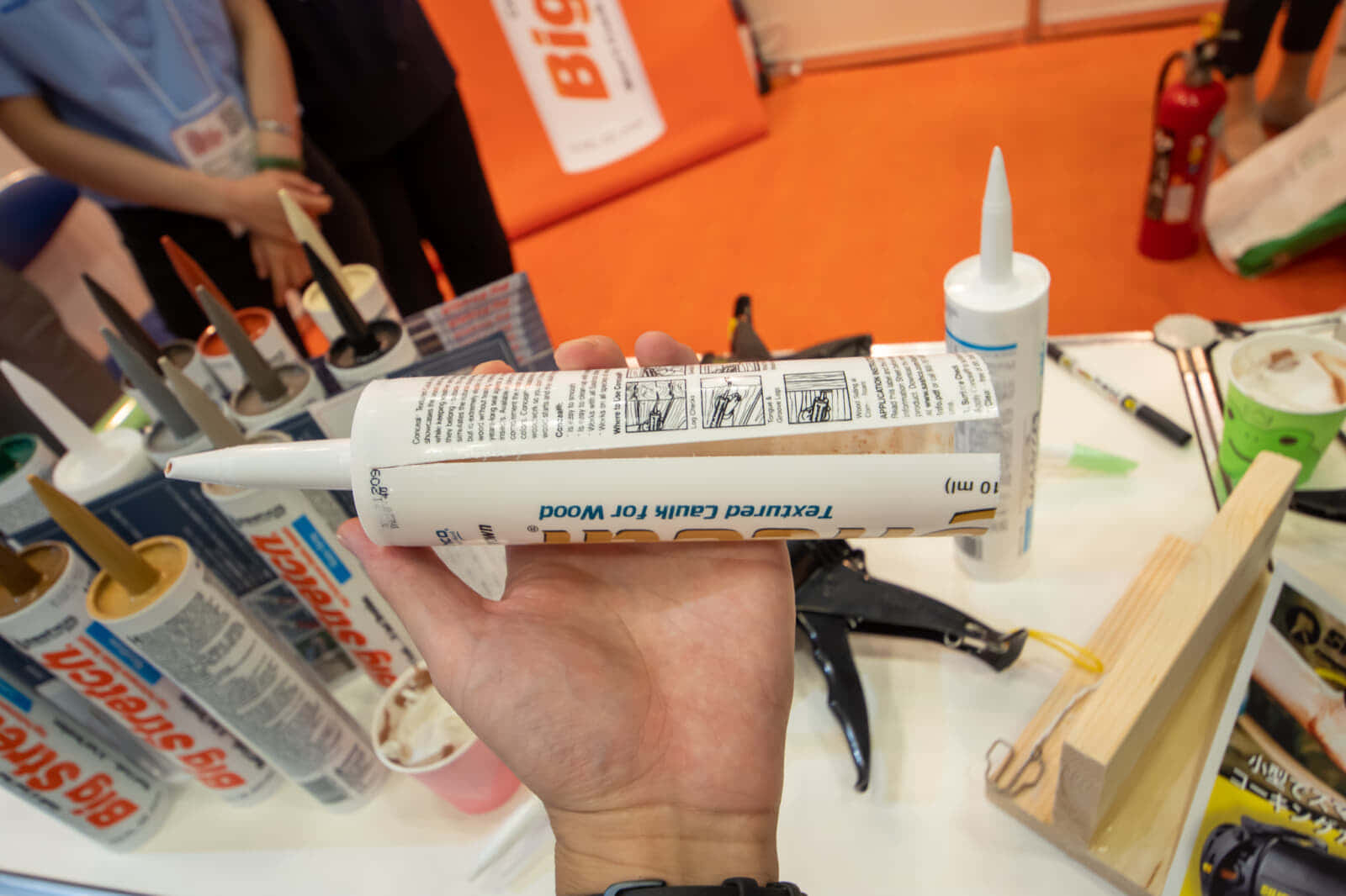 コンパクトなコーキングガン SILIGUNが日本上陸、ホルダ･ロッドが無い新形状 ｜ VOLTECHNO