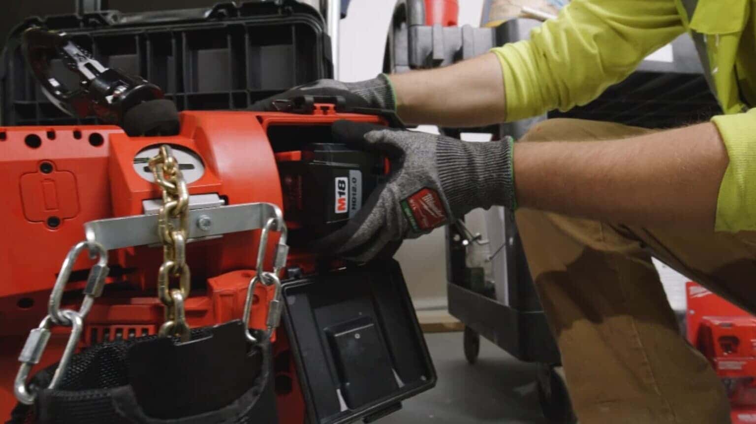 Milwaukee M18 コードレス 1tチェーンホイストを発表、場所を選ばずどこでも重量物昇降 ｜ VOLTECHNO