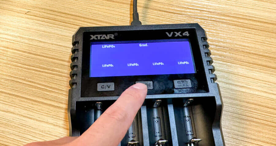 XTAR VX4充電器を試す！1.5VリチウムイオンやLPFバッテリーが充電できて容量測定にも対応 ｜ VOLTECHNO
