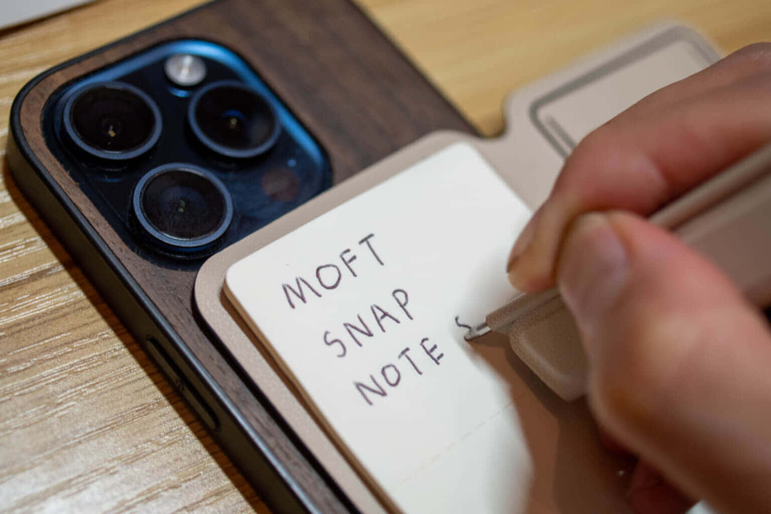 MOFT スマホスタンド＆ノートがクラファンに登場、スマホ用メモ帳の完成形が今ここに ｜ VOLTECHNO