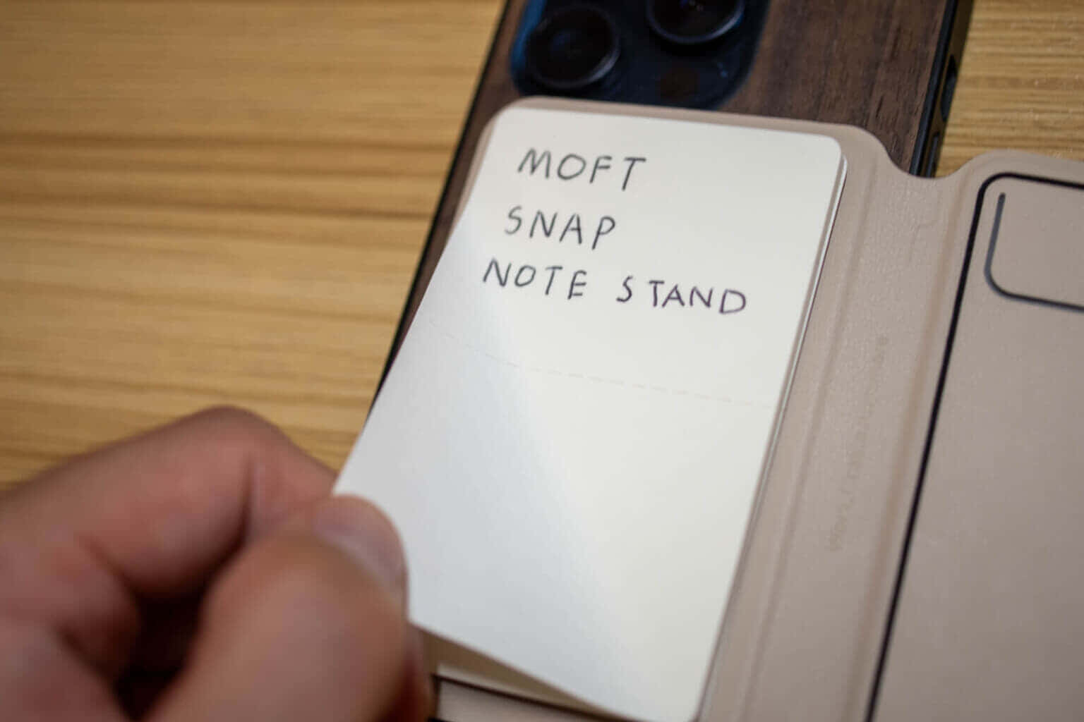 MOFT スマホスタンド＆ノートがクラファンに登場、スマホ用メモ帳の完成形が今ここに ｜ VOLTECHNO