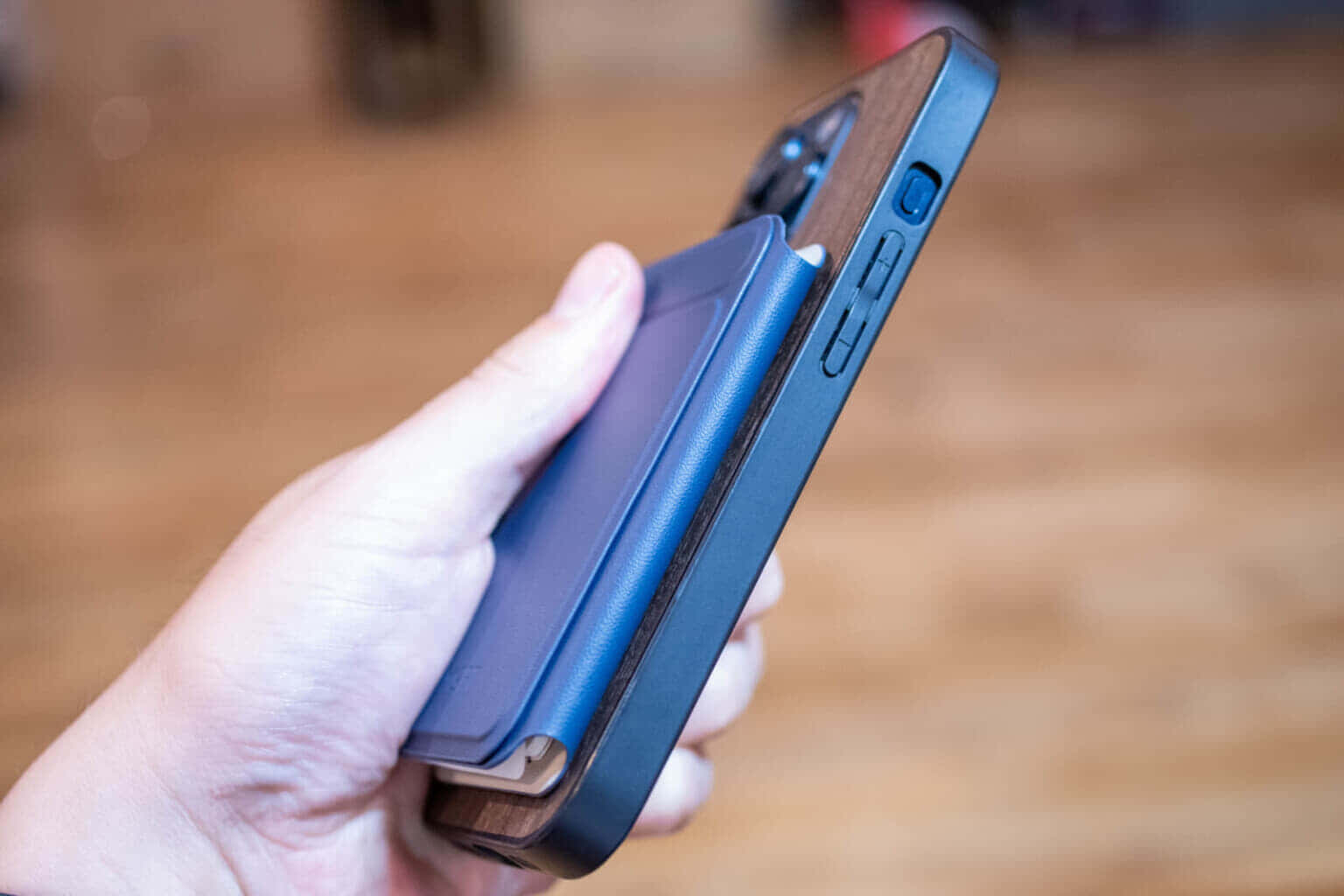 MOFT スマホスタンド＆ノートがクラファンに登場、スマホ用メモ帳の完成形が今ここに ｜ VOLTECHNO