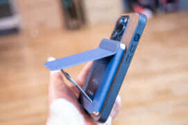 MOFT スマホスタンド＆ノートがクラファンに登場、スマホ用メモ帳の完成形が今ここに ｜ VOLTECHNO